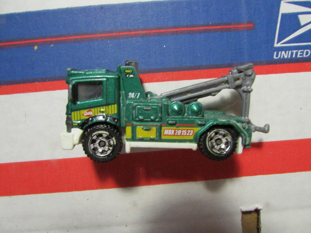 Matchbox Urban Tow Truck Green Truck Car Pre Owned 1/64 Die Cast Free ...