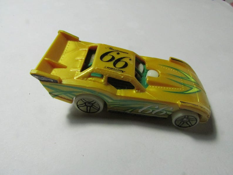Hot Wheels Maximum Leeway Gold Car Truck PRE-OWNED 1/64 Die Cast Free ...