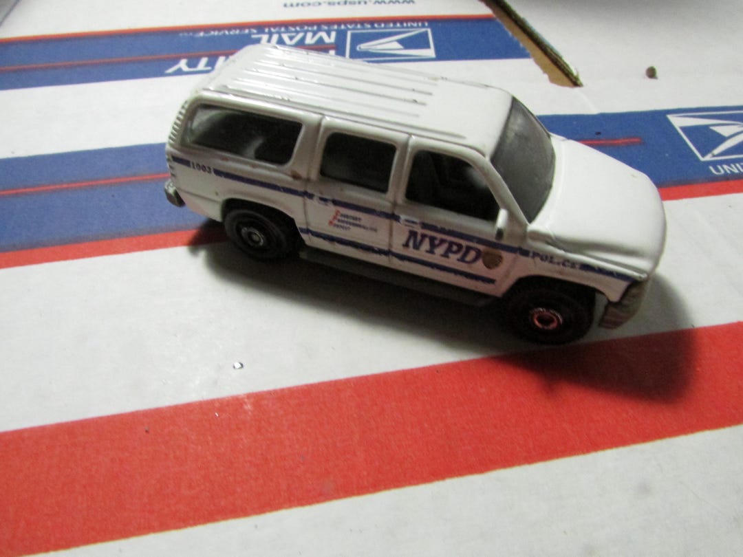 Matchbox 00 Chevy Suburban NYPD White Truck Car 1/64 Die Cast Free USA ...