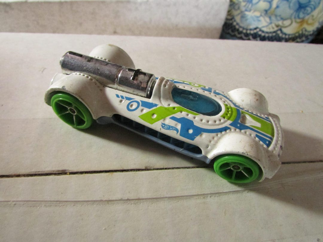 Hot Wheels Retro Active White Car Truck 1/64 Die Cast Free USA Shipping ...