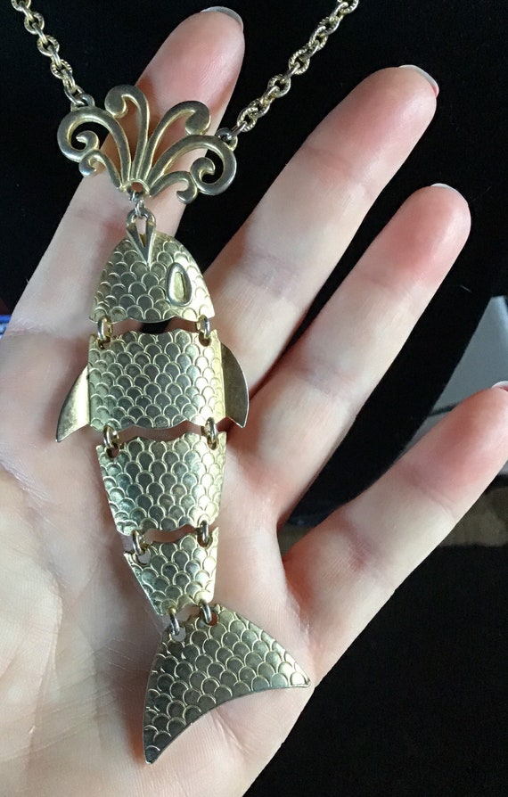 Fish with water! Gold tone articulated fish shooting… - Gem