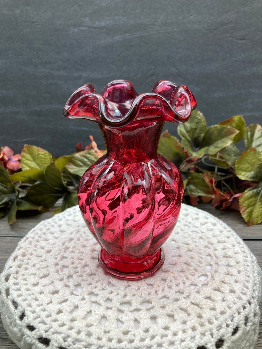 FENTON Art Glass Collectible country Cranberry Glass VASE Optic Swirl ...