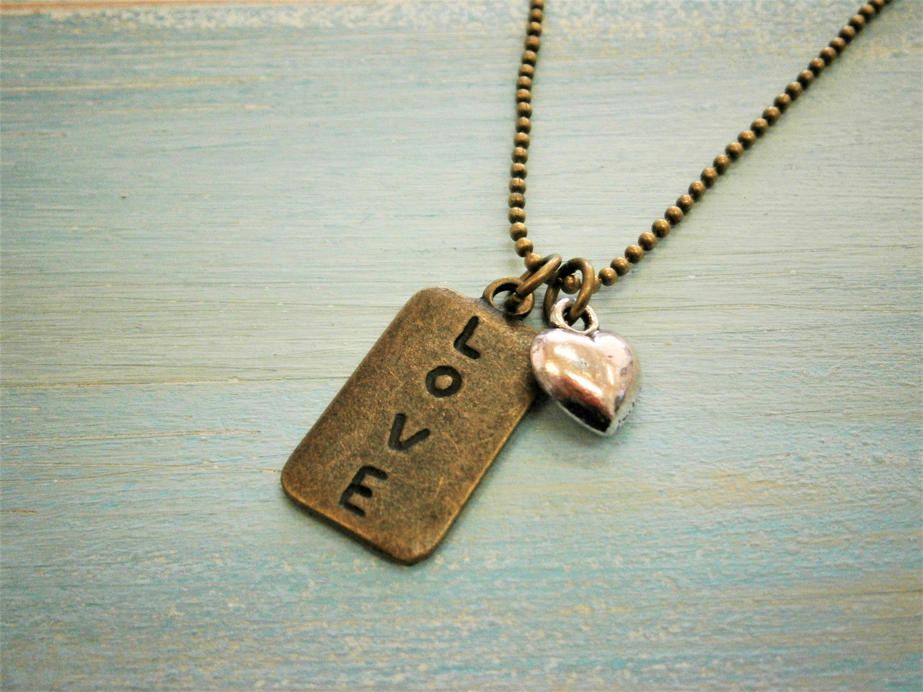 Collier Love Charm / Collier en bronze antique avec charme d’amour en ...