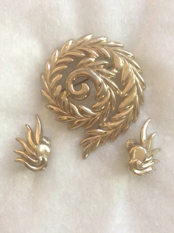 Vintage Monet Pin On Gem
