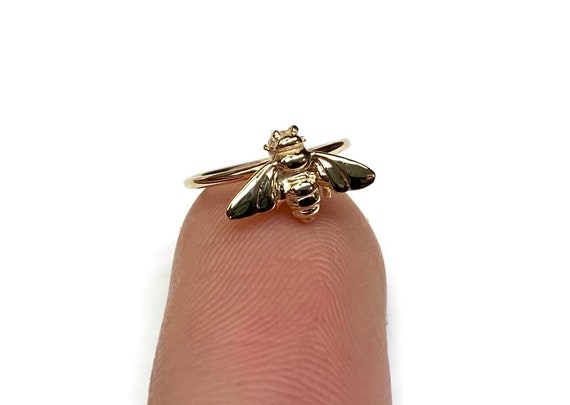 Bee conch jewelry store