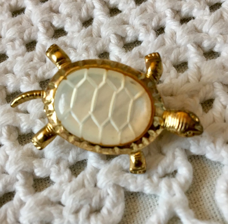 Pin de tortuga madre de perla de la década de 1960 - Etsy España