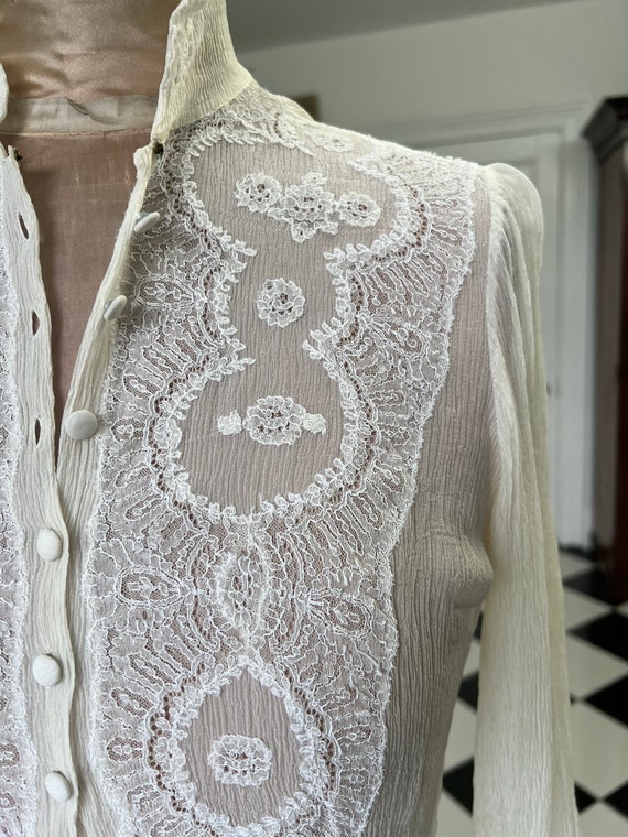 1930s French Blouse in crepe silk with tape lace - Gem