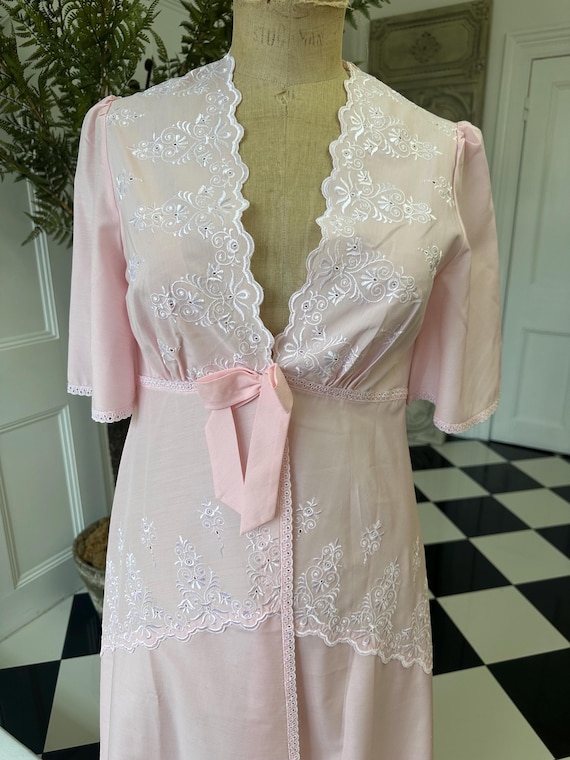 Vintage 1970s light pink and lace dressing gown house… - Gem