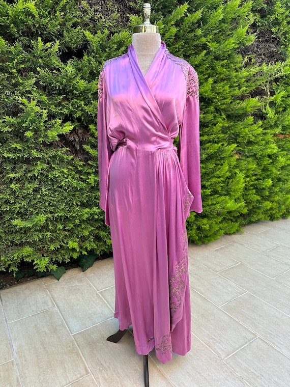 1920s Rose pink silk satin dressing gown with embroid… - Gem