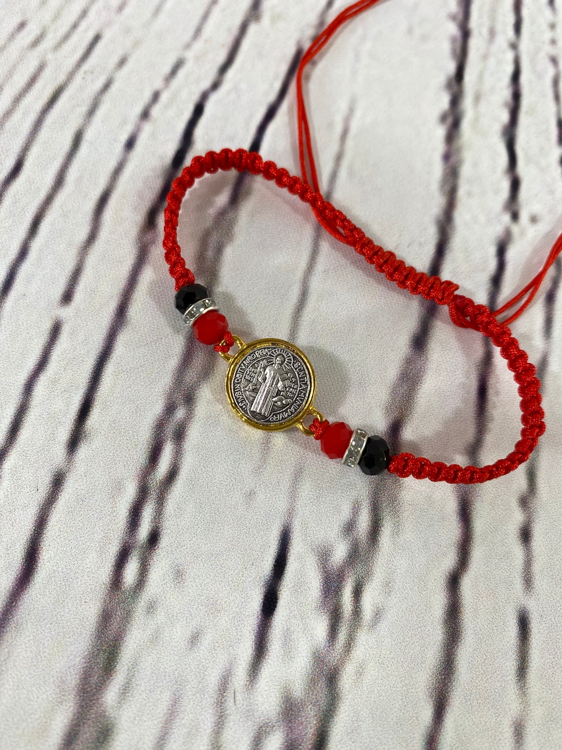 Bracelet de protection rouge avec médaille Saint-Benoît. unisexe - Etsy ...
