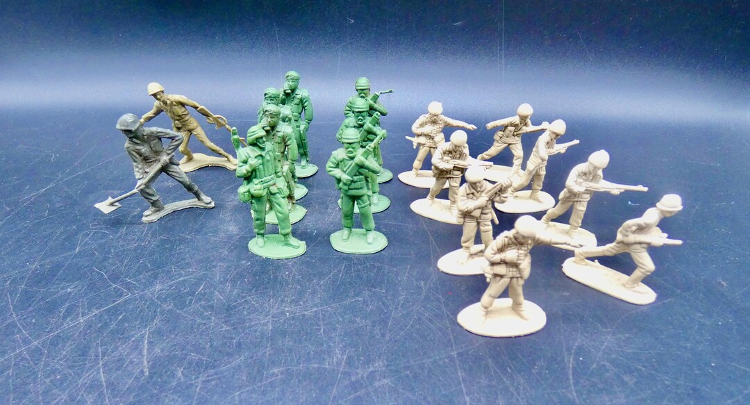 17 Mini Plastic Toy Soldiers - Etsy