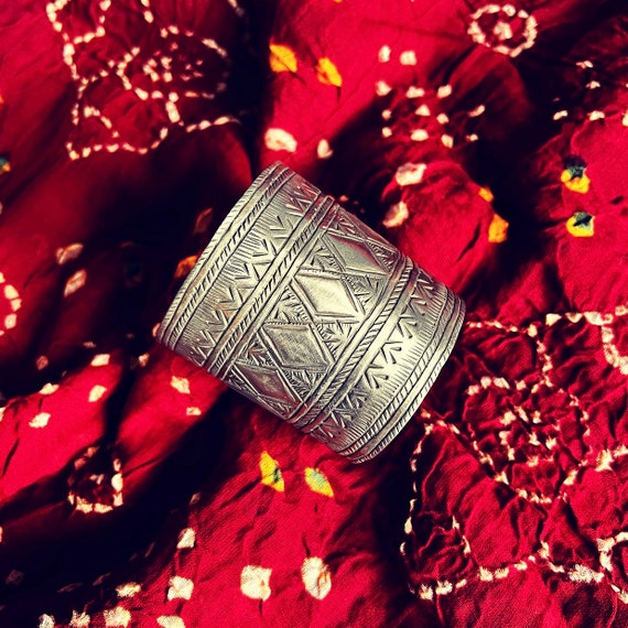 Engraved Kuchi cuff. - Gem