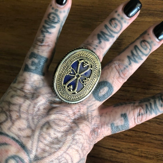 Large base metal ring. 12. - Gem