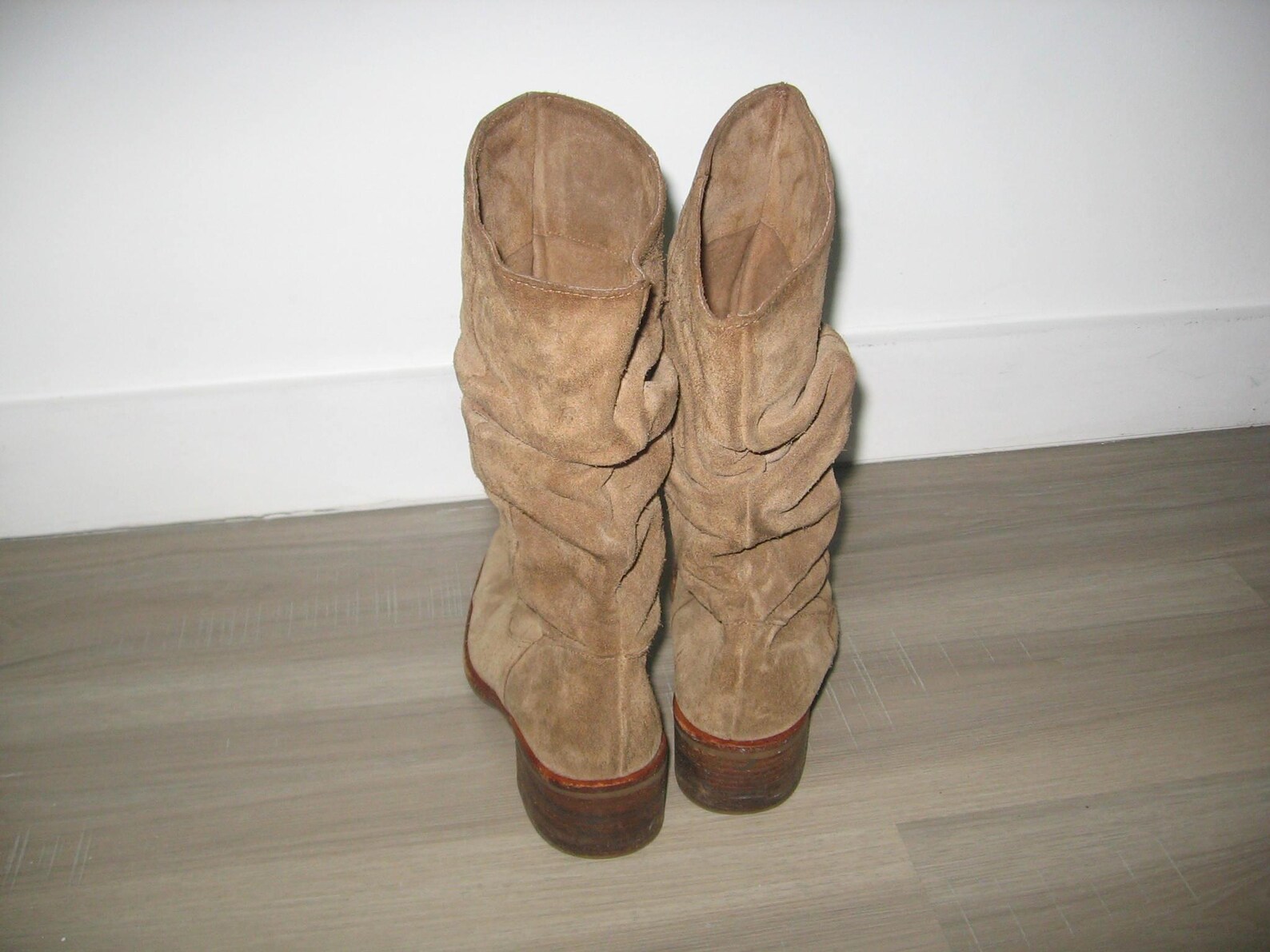 VTG Nicole Deed Made in Brazil Beige Slanted Slouchy Scrunched Mid Heel ...