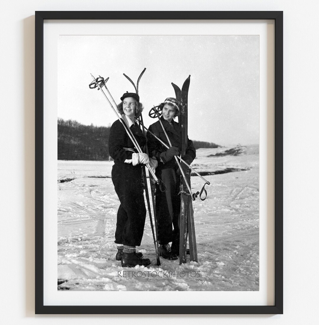 Retro Winter Wall Art, Ski House Decor, Vintage Snow Skiing Pair Photo ...
