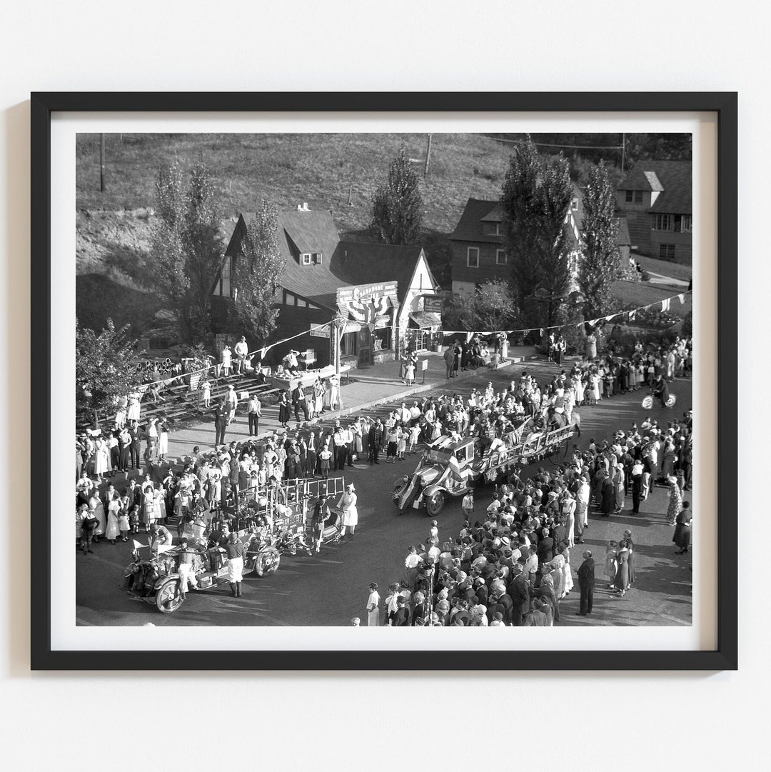 1930s Parade Photo, Black and White Custom Print - Etsy