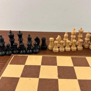 Vintage Horn Chess Set: 1930s A2 Chessmen With Lowe Hardboard - Etsy