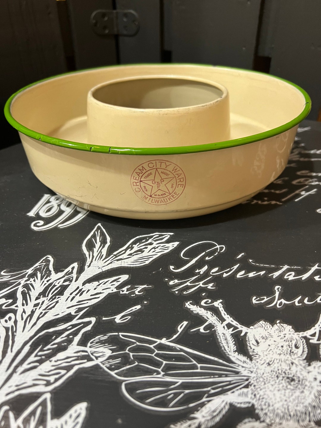 Cream and Green Enamelware Cake Pan Bundt Pan Pudding Mold Cream City ...