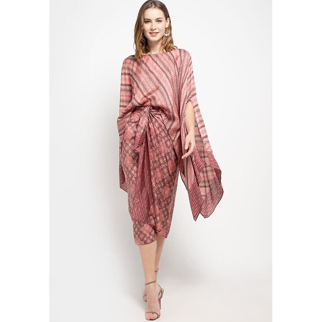 Nayara Batik Outer Set Embrace Elegance With Pink Zemira Kaftan Dres ...