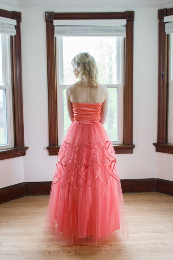 Vintage 1950's coral strapless formal gown / prom dre… - Gem