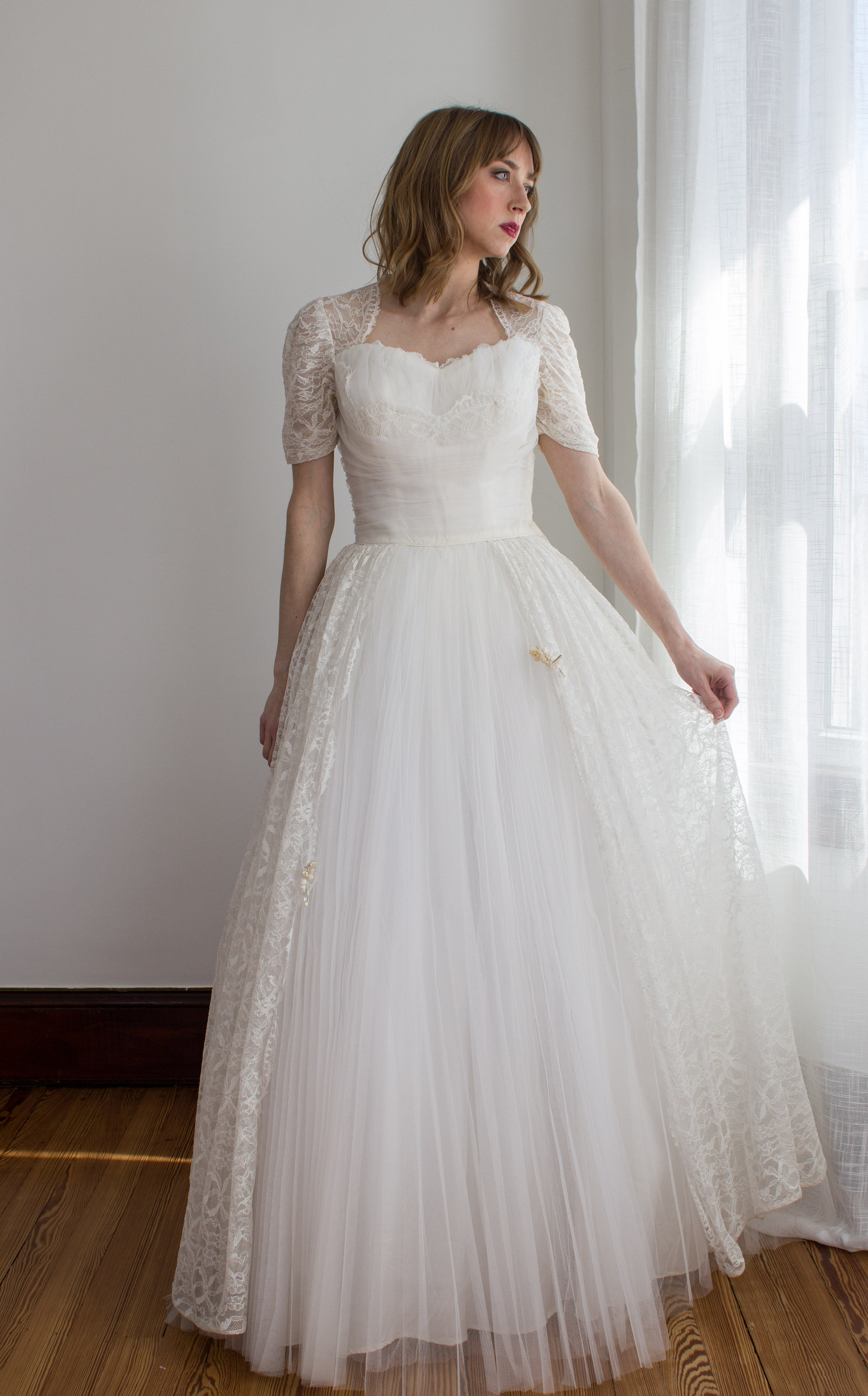 1950's Delicate Lace and Tulle Wedding Gown With Wax Flowers / Size XS ...
