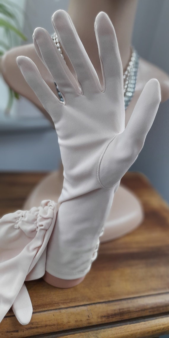 Vintage Gloves MILLINGTON Empire Made Beige Nylon Sim… - Gem