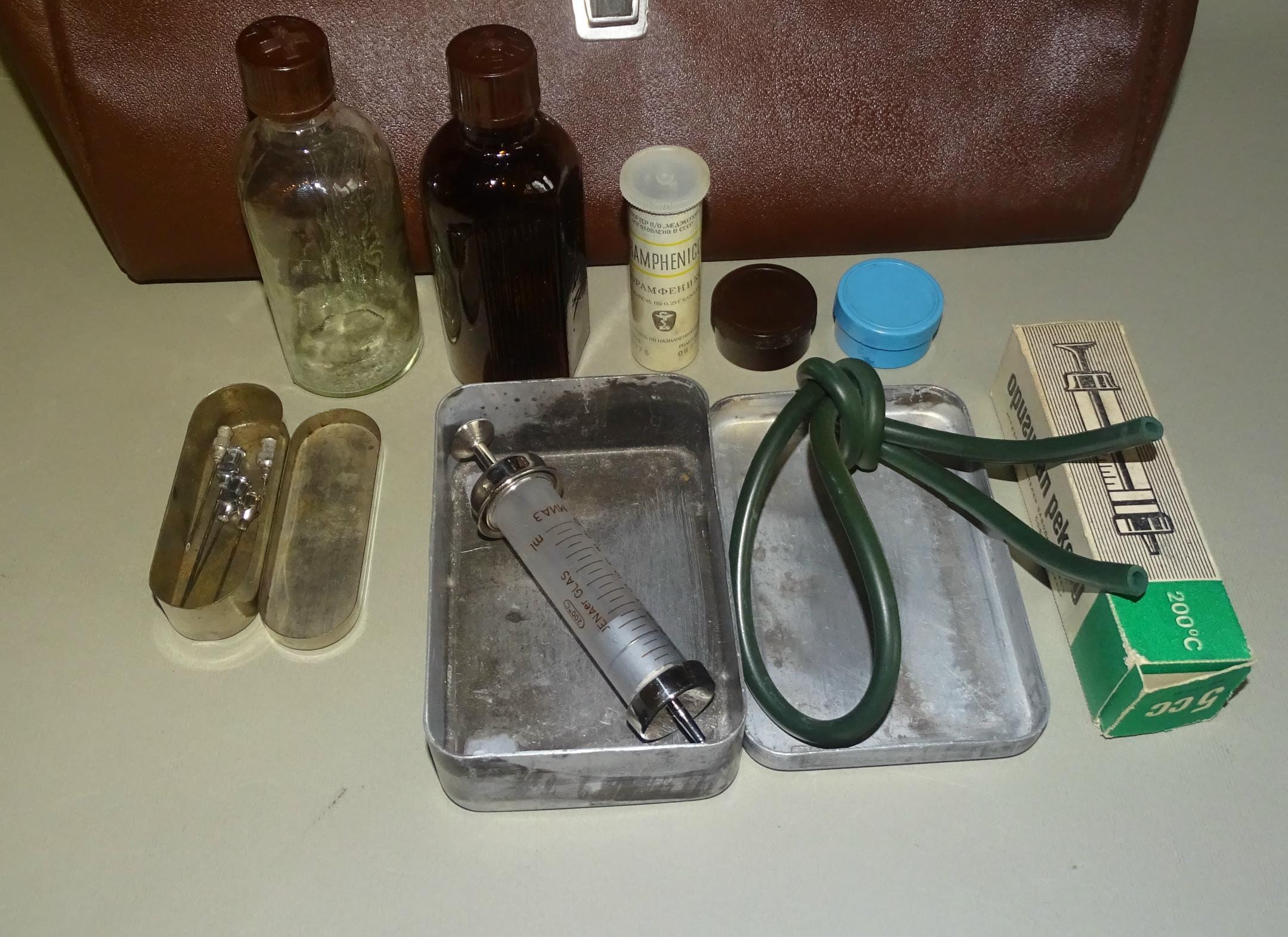 Vintage Old Doctor's Bag With Medical Equipment & Instuments Inside ...