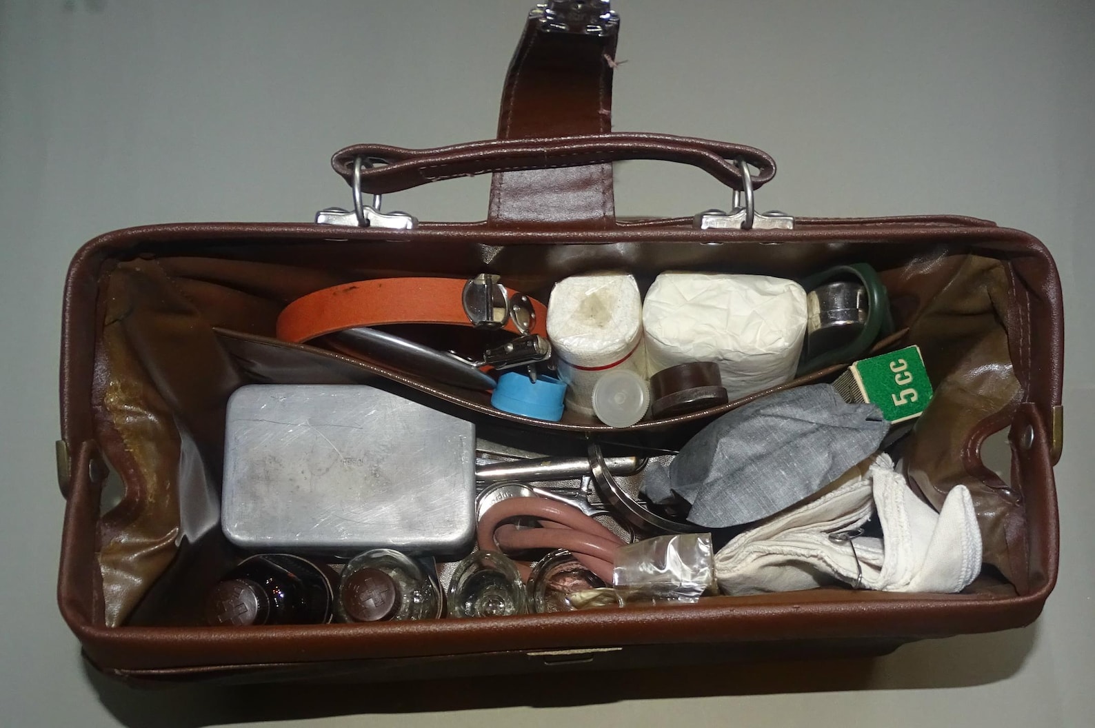 Vintage Old Doctor's Bag With Medical Equipment & Instuments Inside ...