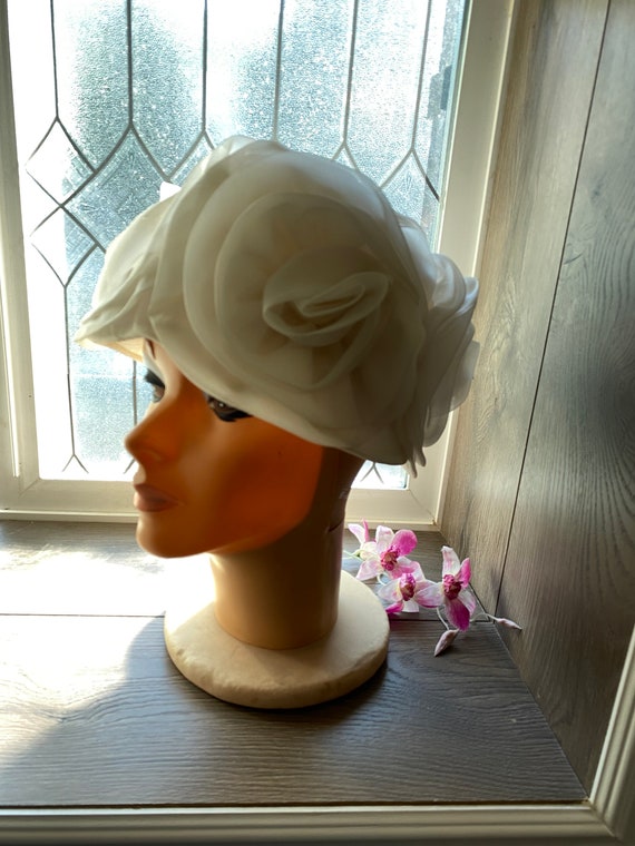 Mid Century ‘Clover Lane’ White Giant Rosettes Bucket… - Gem