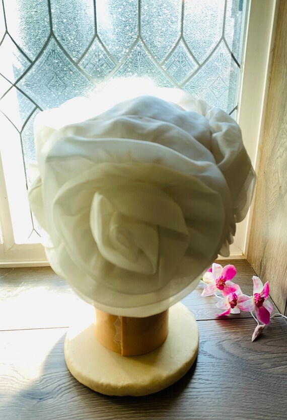 Mid Century ‘Clover Lane’ White Giant Rosettes Bucket… - Gem