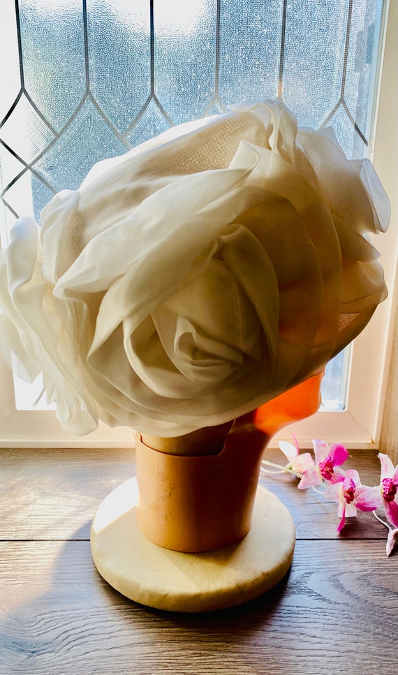 Mid Century ‘Clover Lane’ White Giant Rosettes Bucket… - Gem