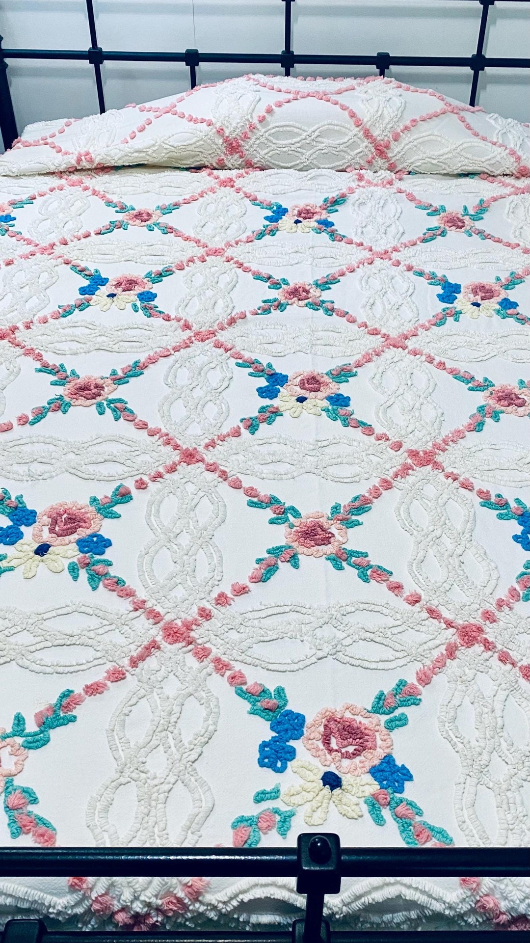 Mid Century Authentic 'cabin Craft /needle Tuft' White Chenille Floral ...