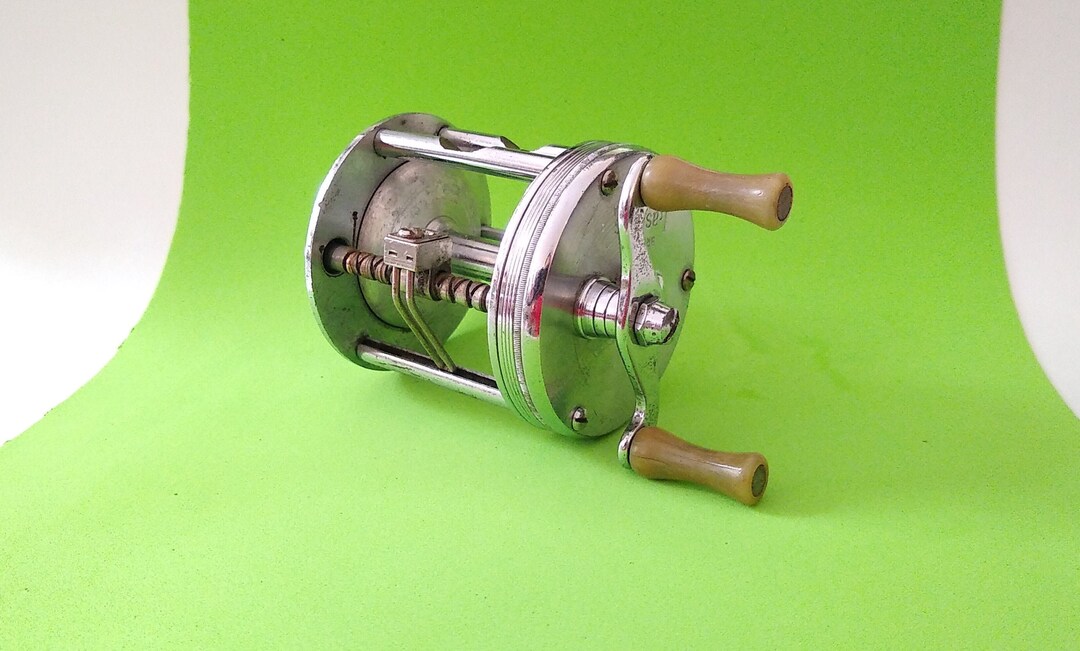 Vintage Bronson Lashless 1700 Casting Reel: Pale Green Bakelite Handle ...