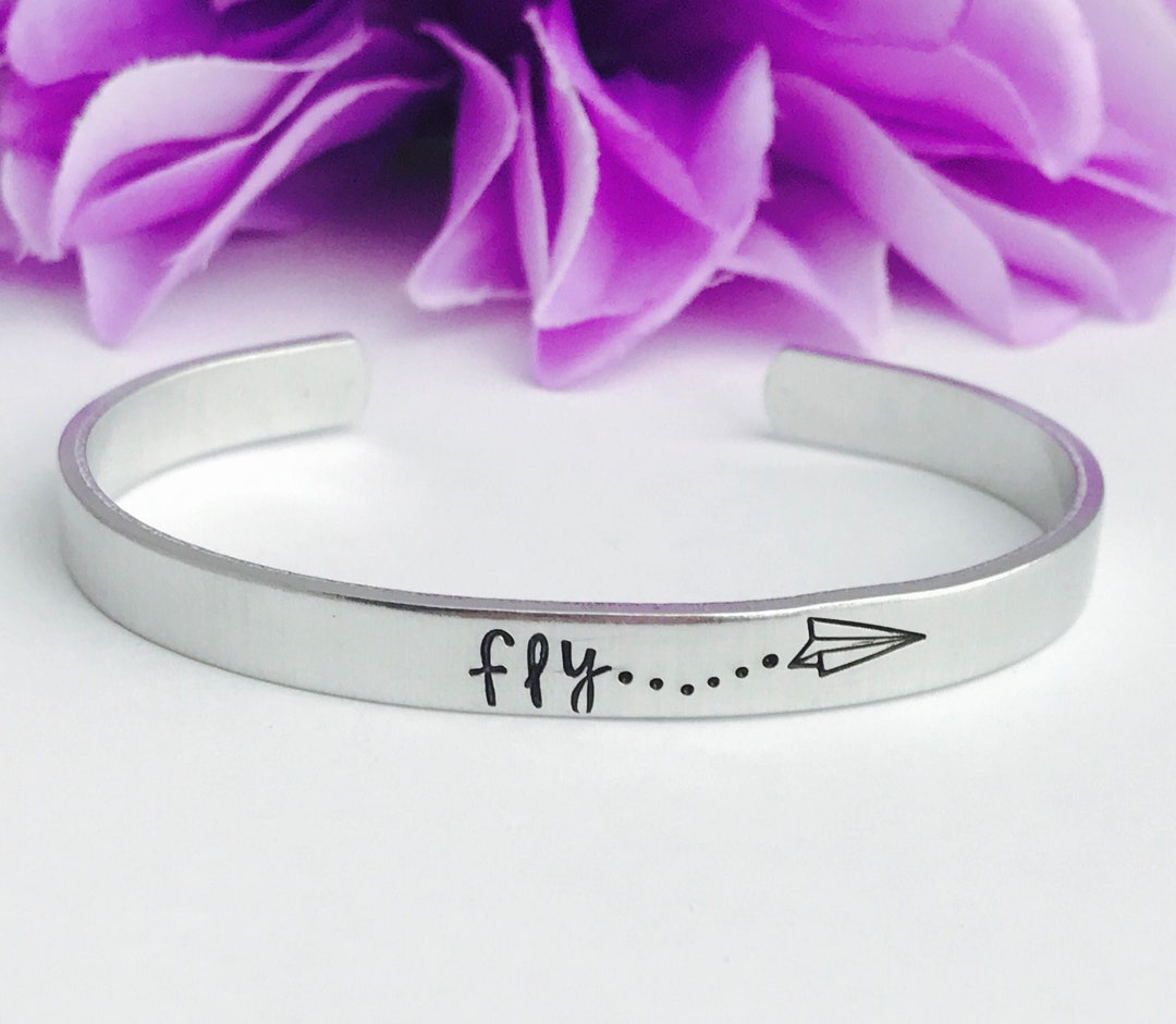 FLY con pulsera inspiradora de avión Pulsera estampada a mano Brazalete ...