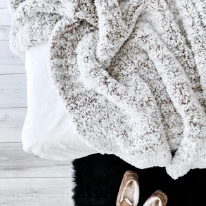 Crochet Pattern | Faux Fur Crochet Blanket Throw | THE PELLICCIA - Etsy