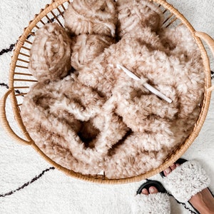 Crochet Pattern | Faux Fur Crochet Blanket Throw | THE PELLICCIA - Etsy