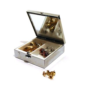 Winnie-the-pooh Design Square Chrome Mint / Pill Box - Pooh Gift - Pooh ...