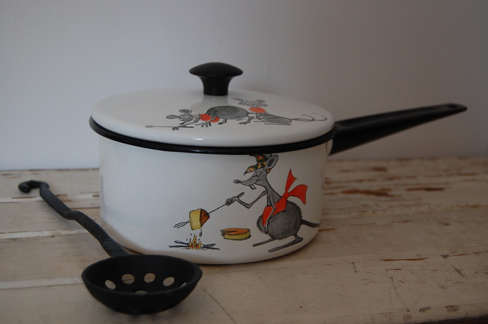 Dela-ware 6 Hand Colored Enamel Pot / With Knobbed Lid / - Etsy