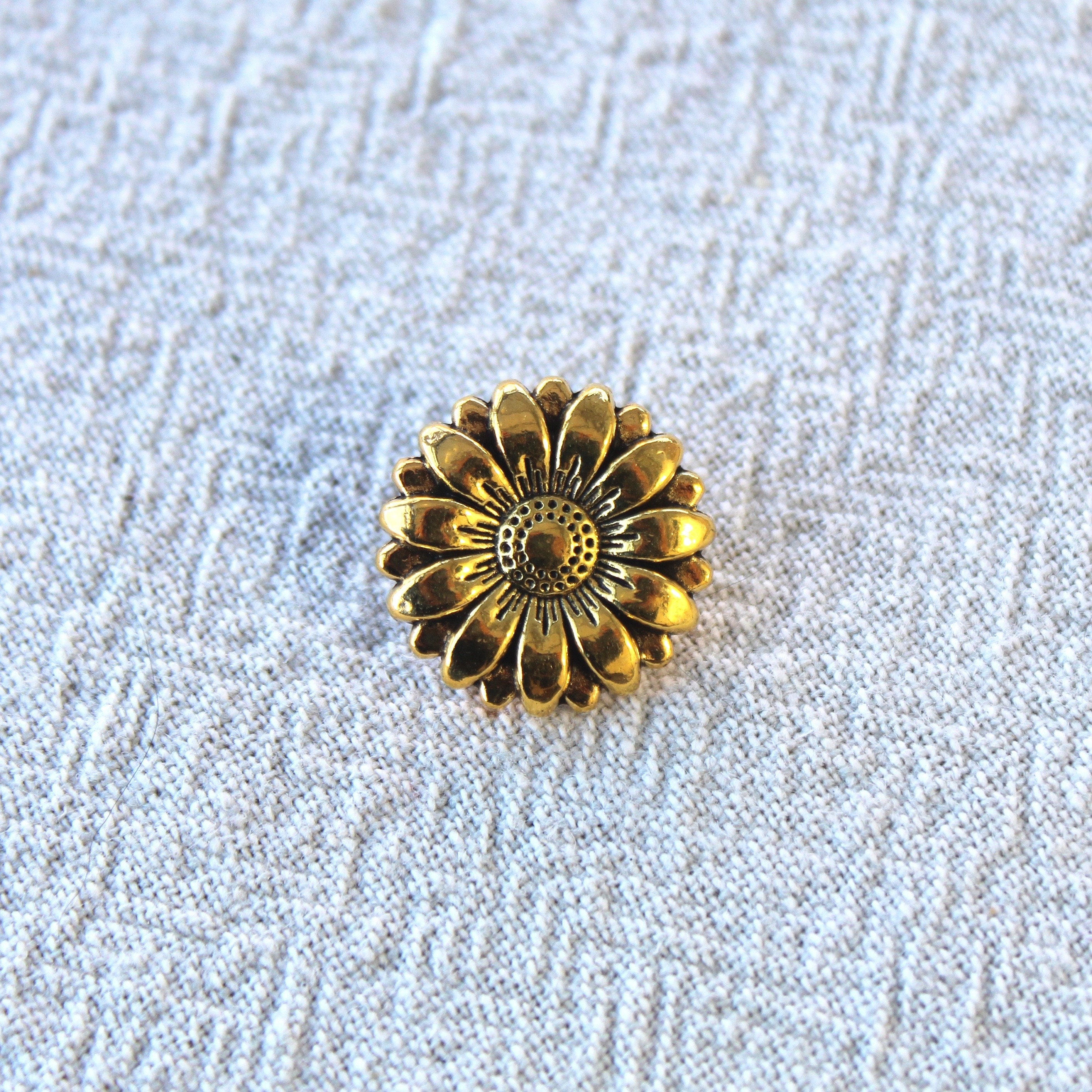 6 Flower Buttons in Gold Tone. 18mm With Shank. - Etsy UK