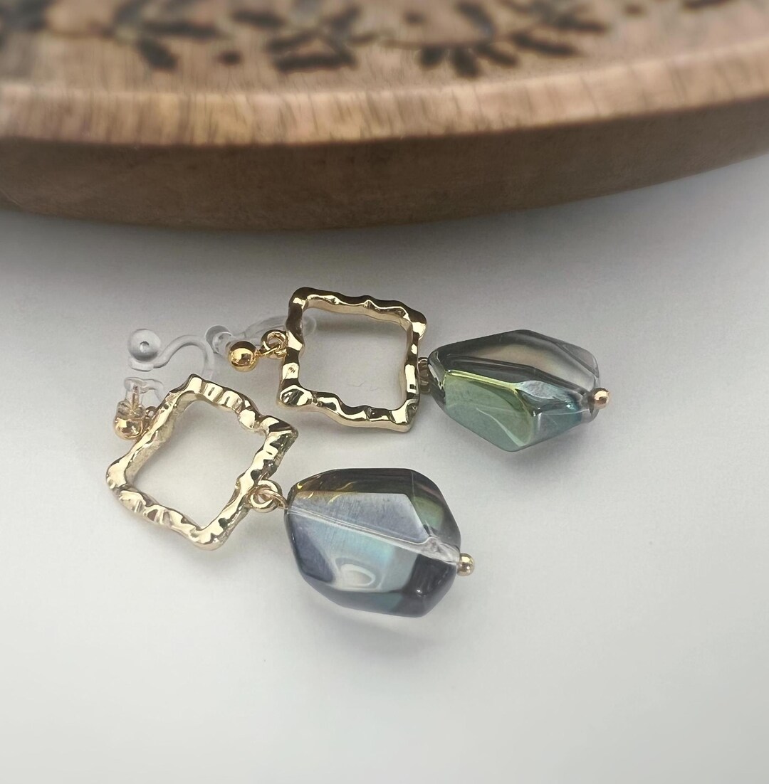 INVISIBLE CLIPS Earrings Gold Square Pendant Glass Beads Irregular ...