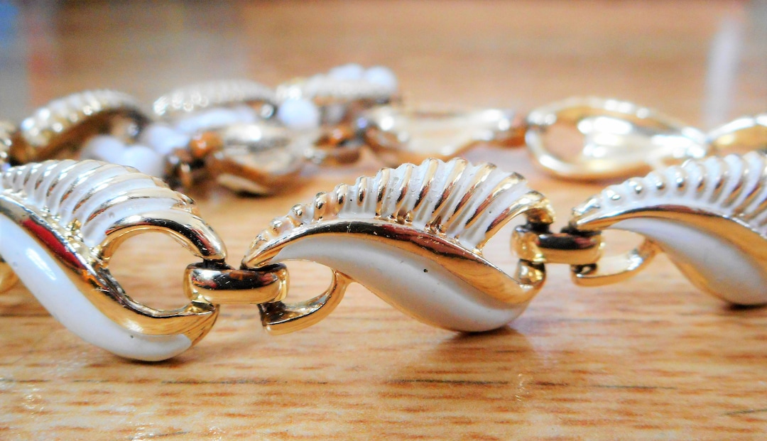 Elegant CORO PEGASUS Des.pat.pend Vintage 1950s White Enamel Necklace ...