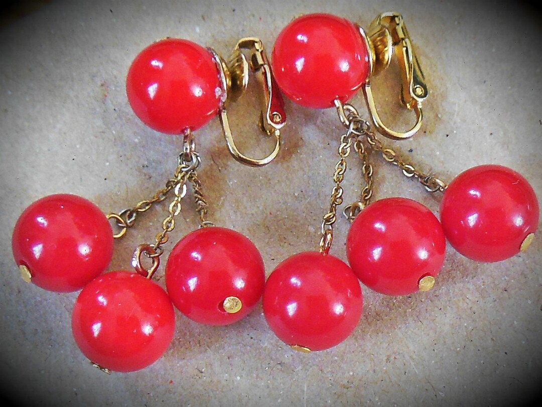 Fabuleux NOS 1950 vintage vintage Cherry Red lucite charm ball - Etsy ...