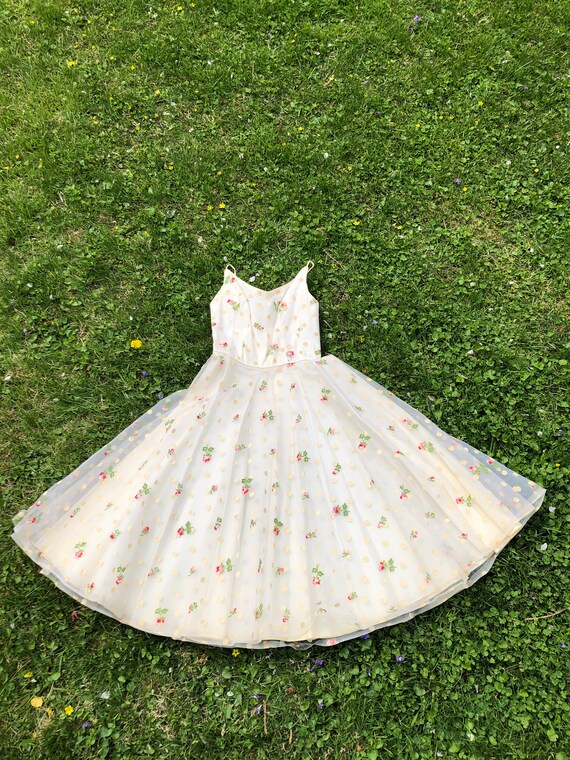 Gorgeous cream color dotted tulle and flower embroide… - Gem