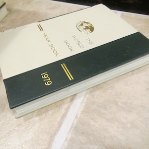 WORLD BOOK ENCYCLOPEDIA Yearbooks, Green & White *choice of 1962, 63,64 ...
