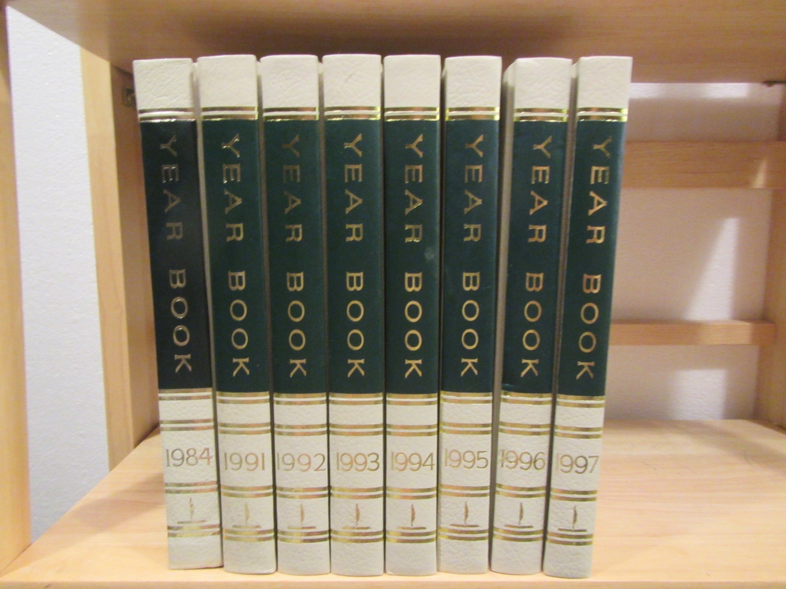WORLD BOOK ENCYCLOPEDIA Yearbooks, Green & White *choice of 1962, 63,64 ...