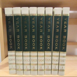 WORLD BOOK ENCYCLOPEDIA Yearbooks, Green & White *choice of 1962, 63,64 ...