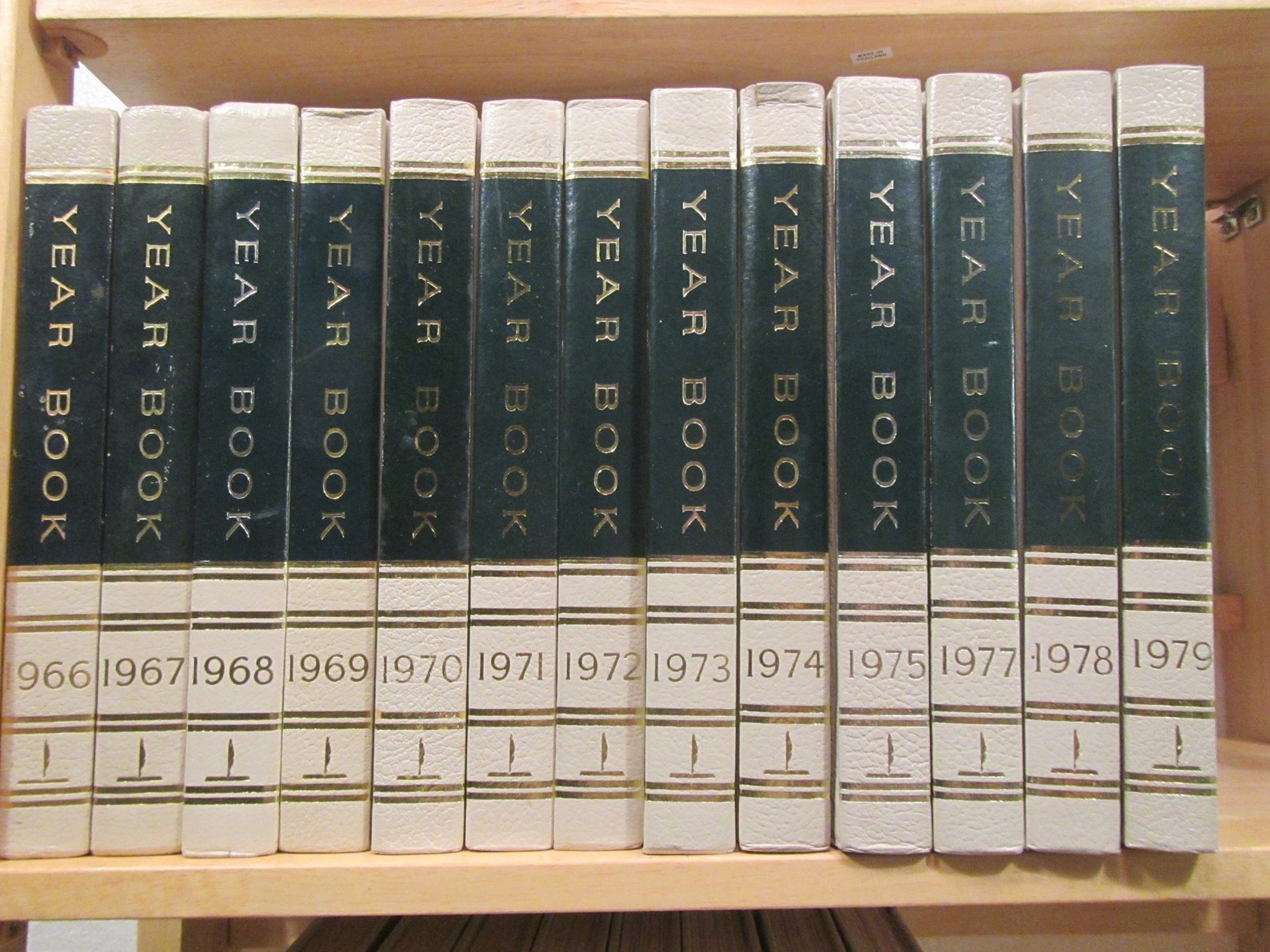 WORLD BOOK ENCYCLOPEDIA Yearbooks, Green & White *choice of 1962, 63,64 ...