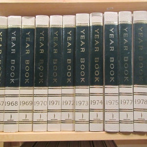 WORLD BOOK ENCYCLOPEDIA Yearbooks, Green & White *choice of 1962, 63,64 ...