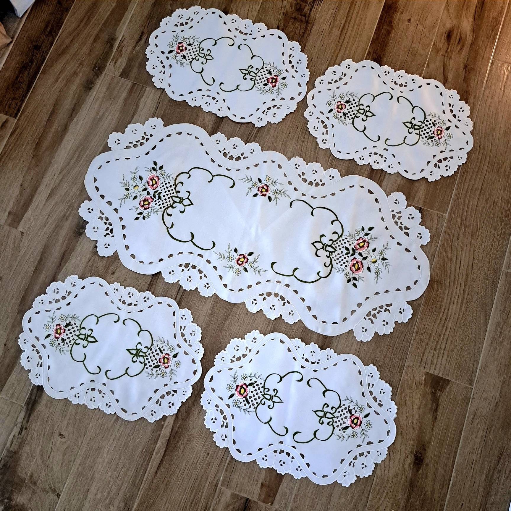 Vintage Floral Embroidered Table Linen Set, Cutwork Placemats ...