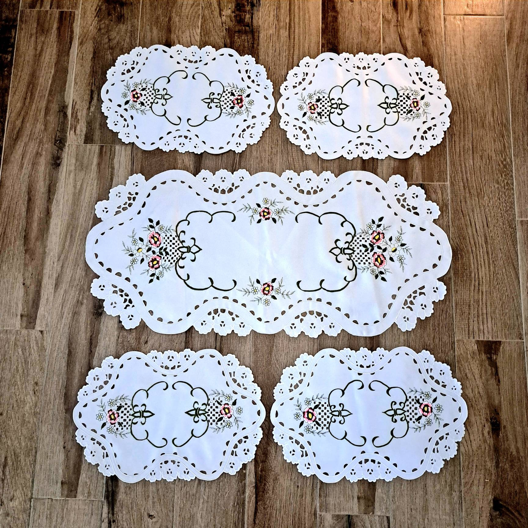 Vintage Floral Embroidered Table Linen Set, Cutwork Placemats ...
